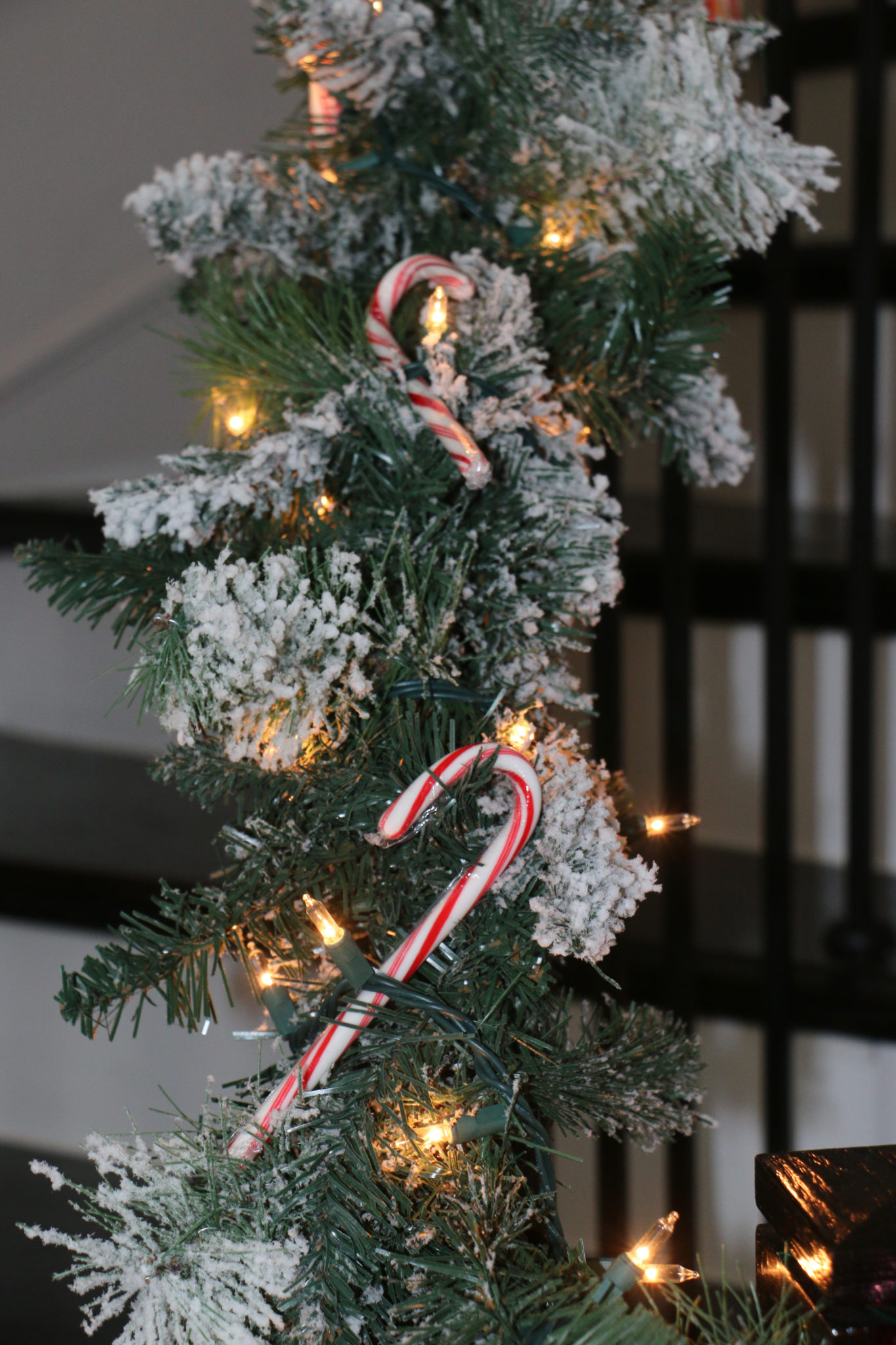 My Candy Cane Themed Christmas Decor - ravenelysetv.com